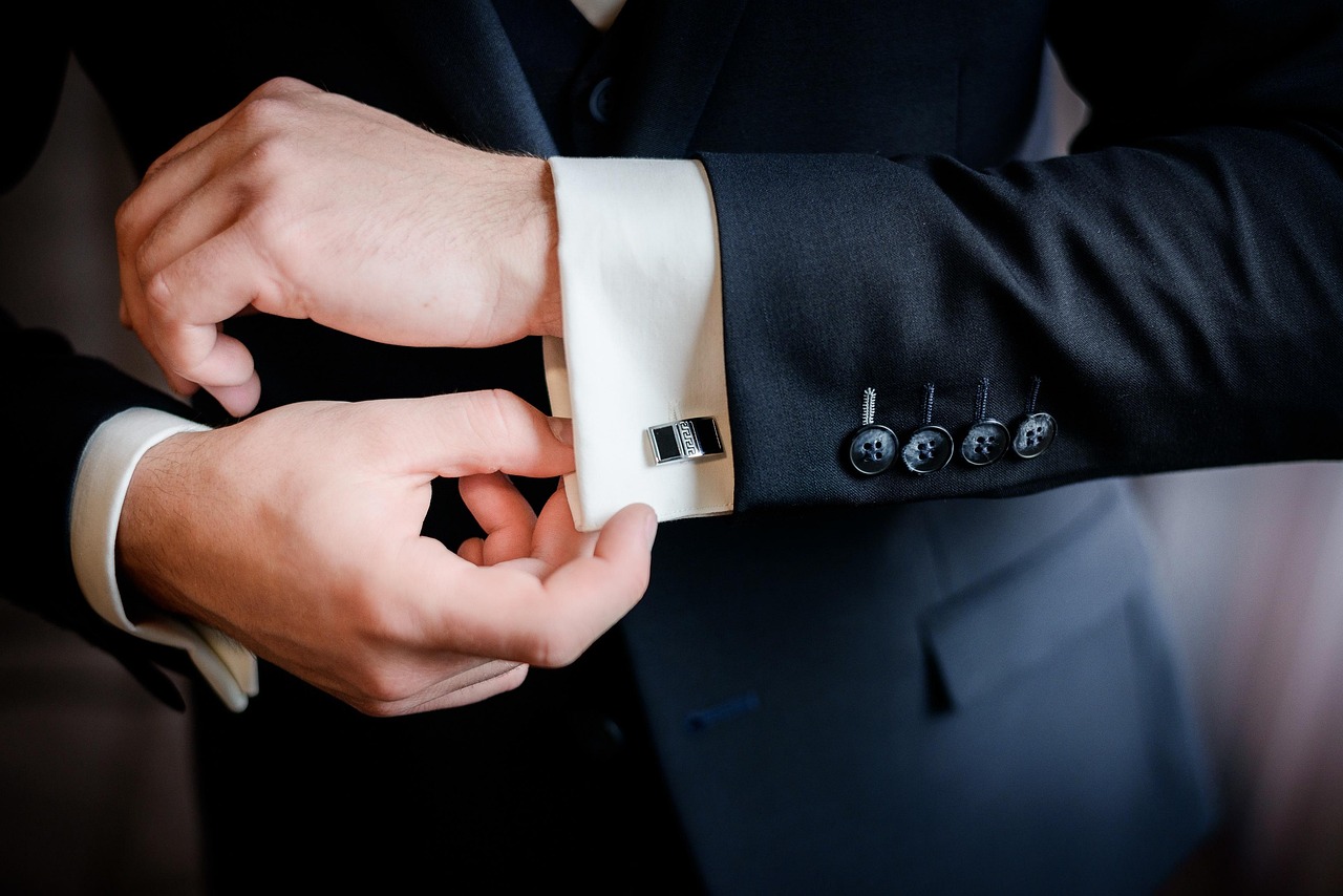 Quels tissus sont recommandés pour un costume homme sur mesure